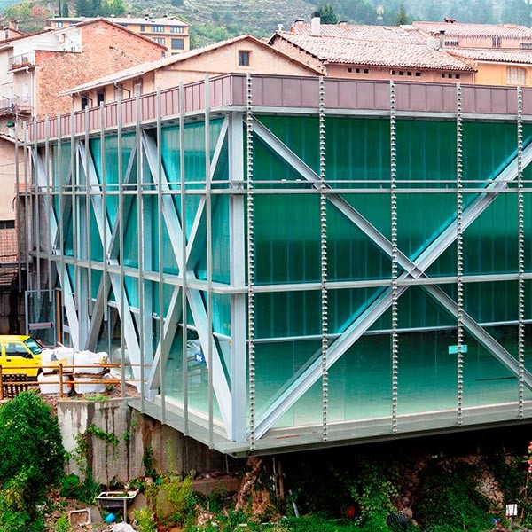 Multi-chamber polycarbonate facades